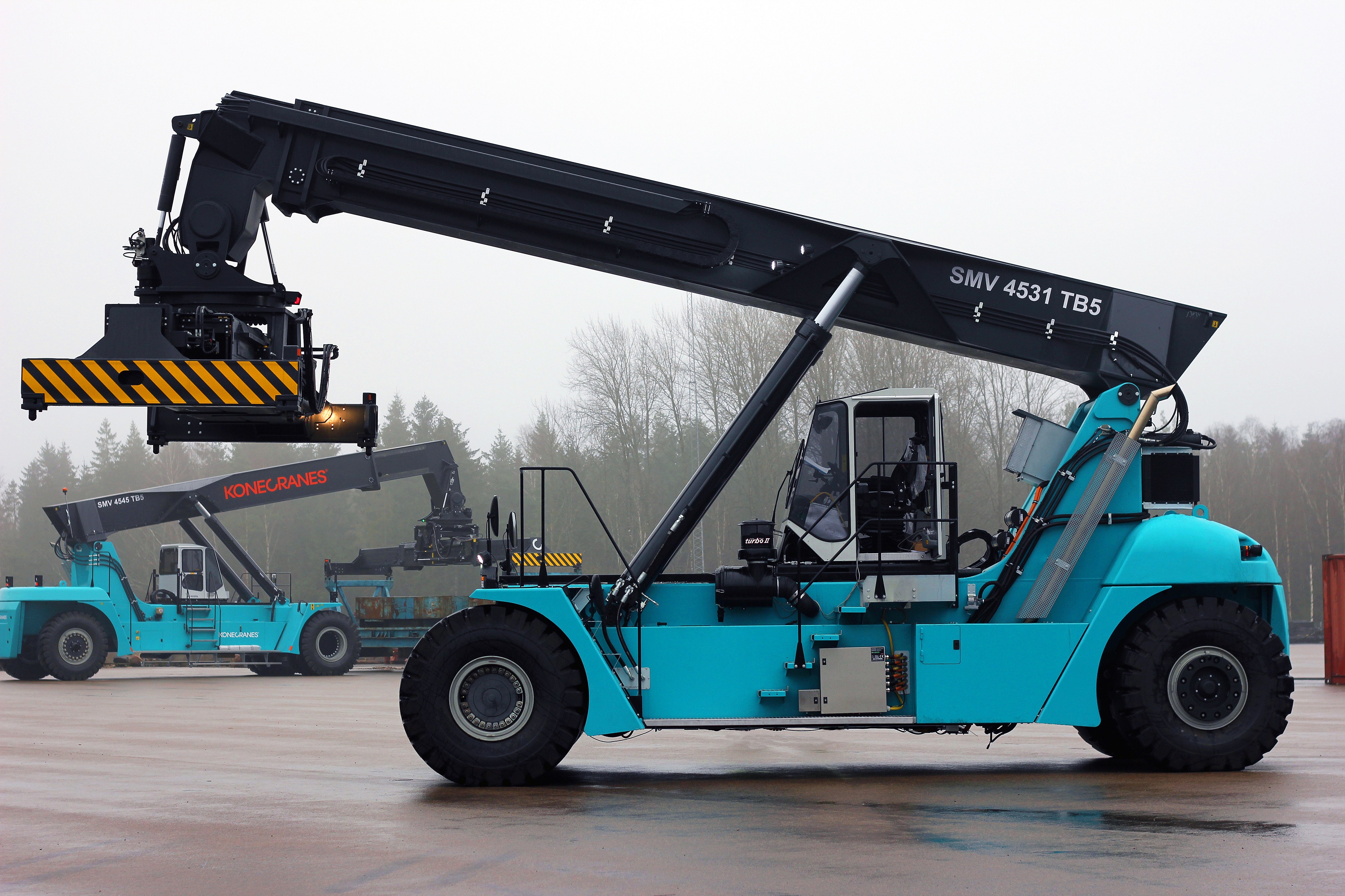 Wide range of cranes and lift trucks for versatile use in ports | Ins-news