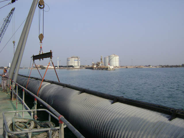 DES TUYAUX EN POLYETHYLENE REMPLACENT LE BETON DANS LES PRISES DEAU DE ...